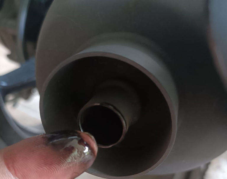 Gak perlu panik, ternyata ini penyebab ujung knalpot motor ada oli mesin