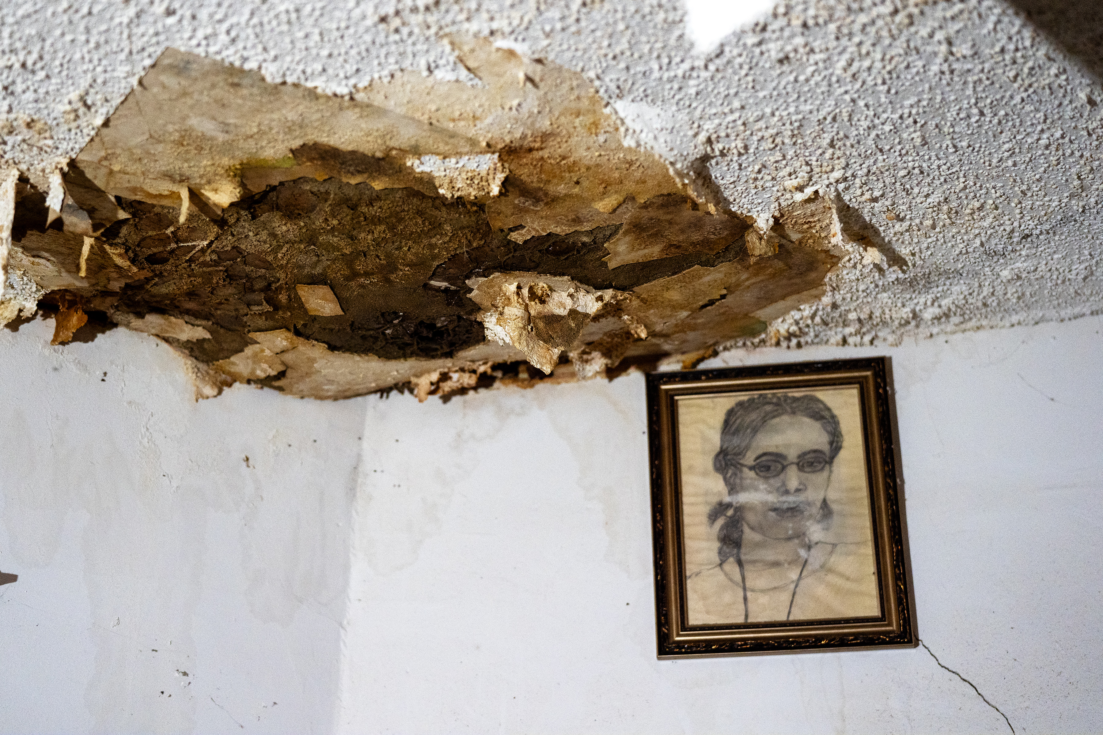 Aging homes are crumbling across the U.S. Should government pay to fix ...