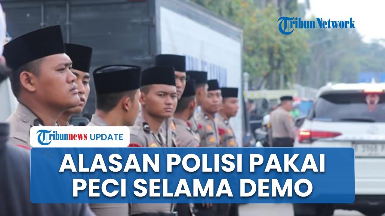Tampil Beda, Polisi Pakai Peci saat Amankan Demo Mahasiswa soal ...
