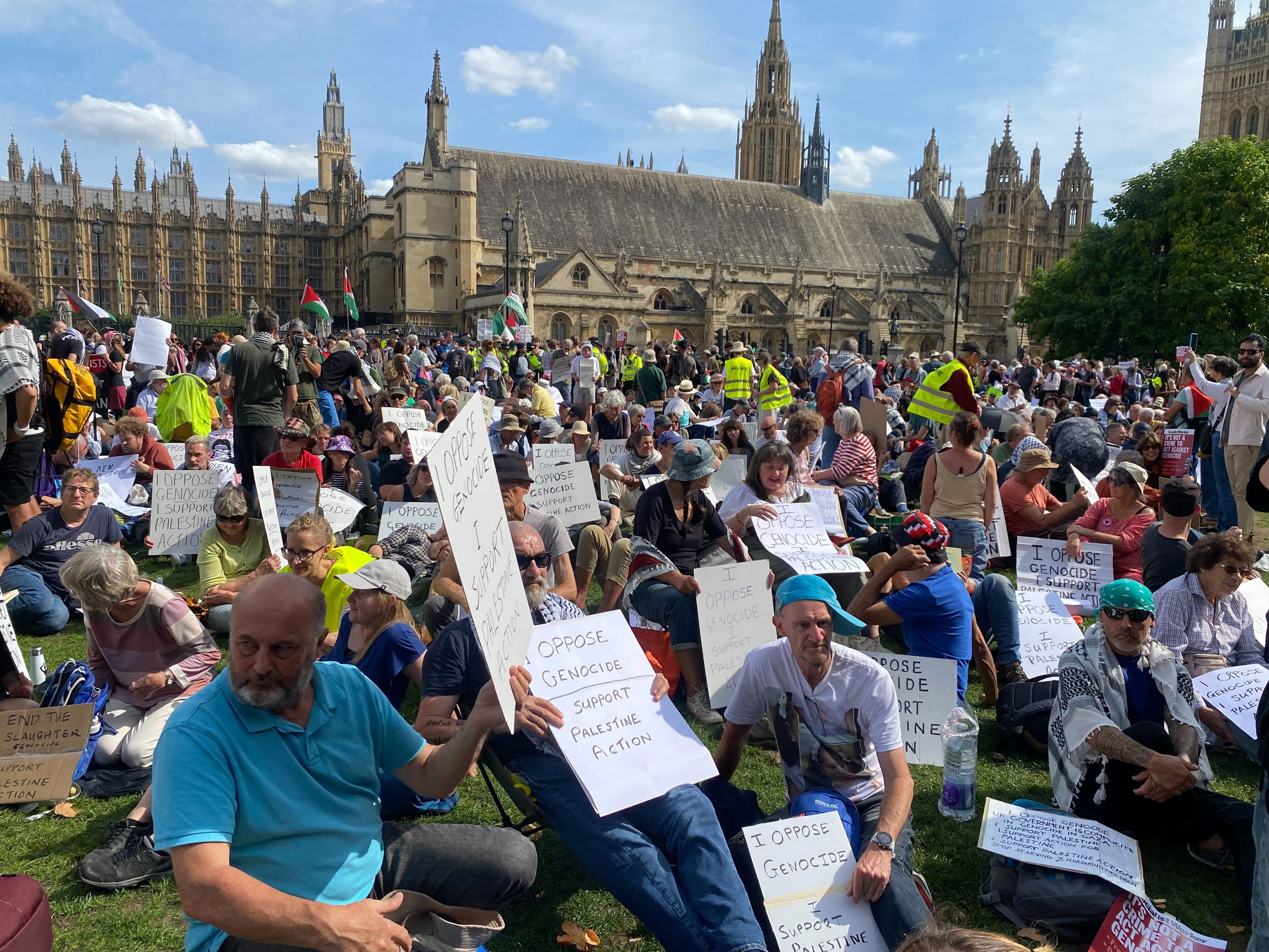 London protests LIVE: At least 425 arrests as police drag away ...