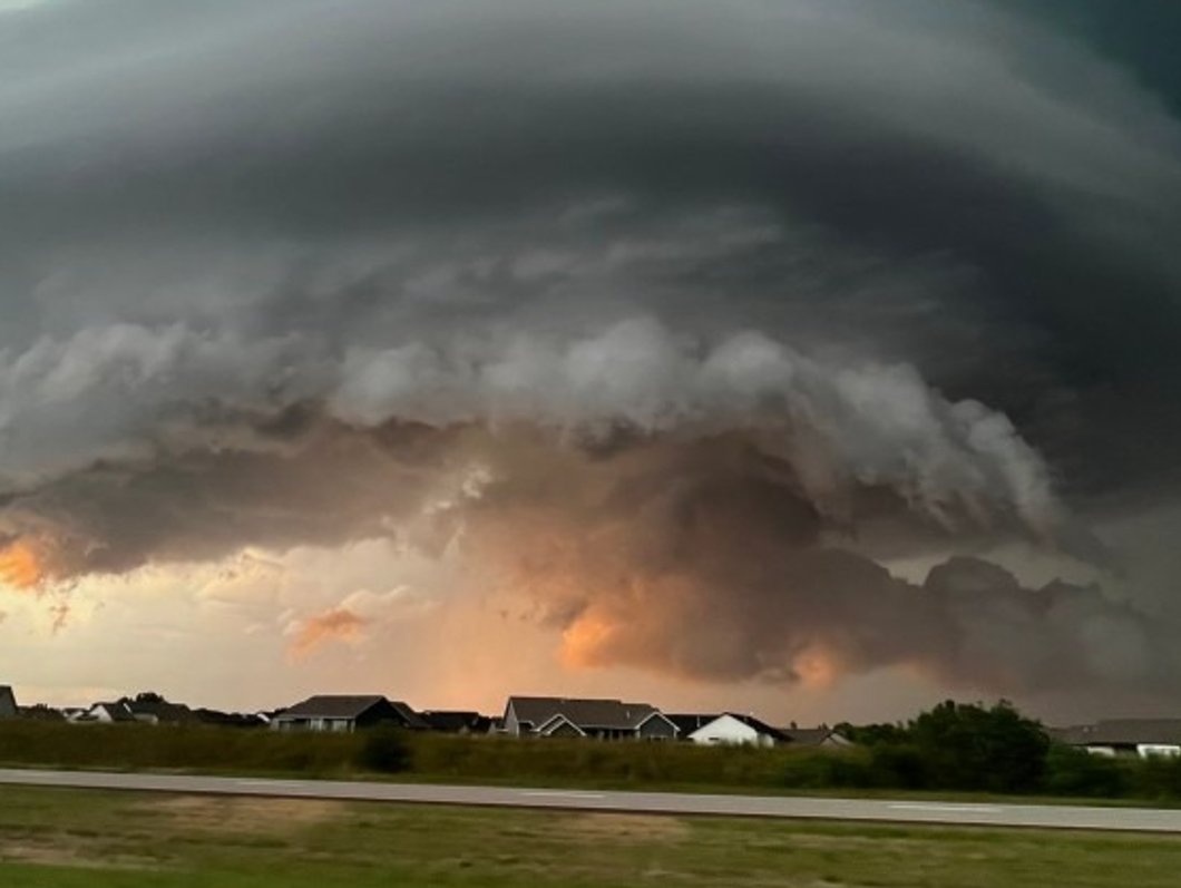 "Mothership": Monstrous storm cloud passes over Kansas