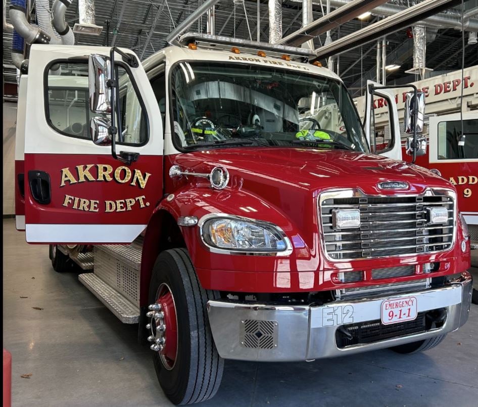 Major gas leak closing road in Akron