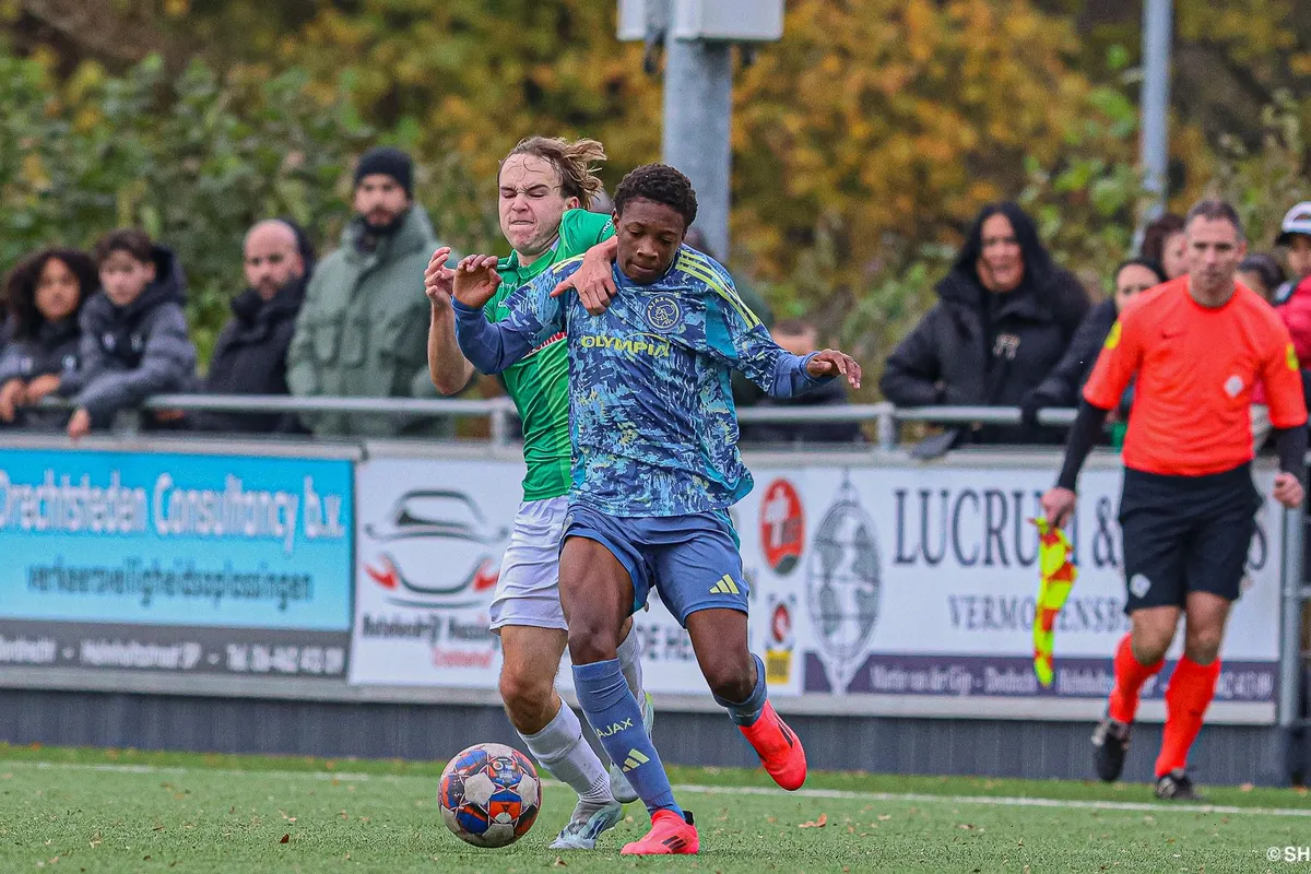 Ajax-jeugd wint twee keer van AZ op zaterdagmiddag; O16 speelt gelijk ...