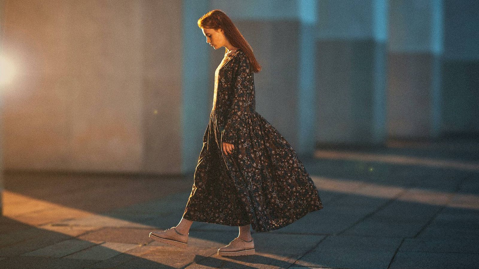 Este es el significado de mirar siempre al suelo mientras caminas ...