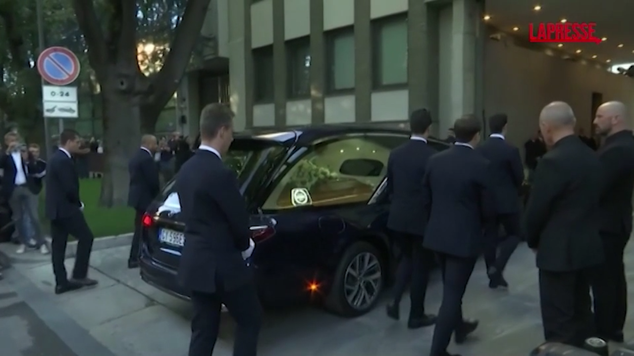 Armani, l'arrivo dell'auto con il feretro dello stilista alla camera ...