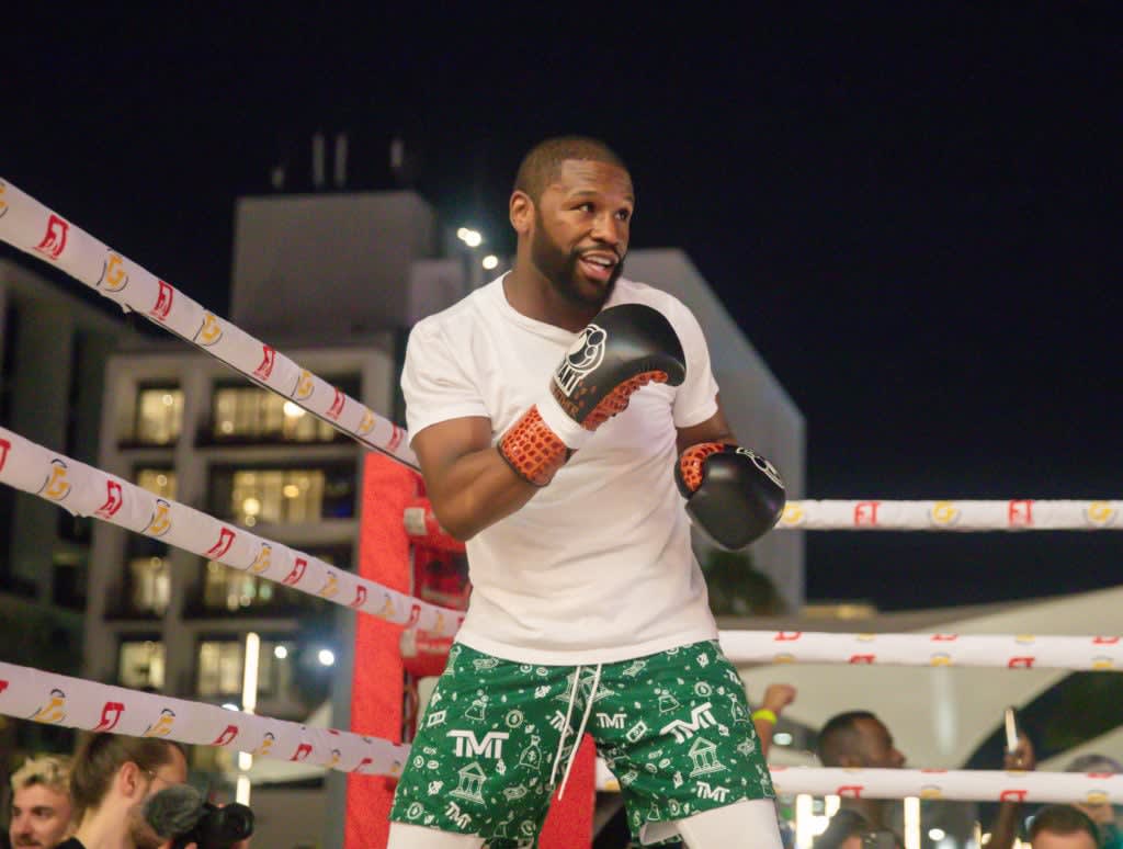 Daniel Cormier explains why knockout won’t happen in Mayweather vs ...