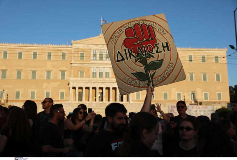 Σε εξέλιξη η διαμαρτυρία για τα Τέμπη στο Σύνταγμα - Διαδηλωτές στο ...