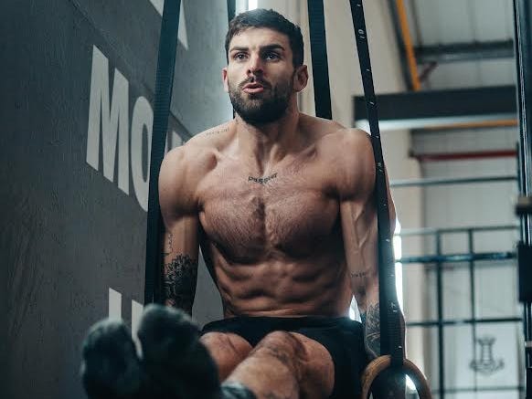 Adam Collard from 'Love Island' lost fat and got swole 11 years ago. 3 ...