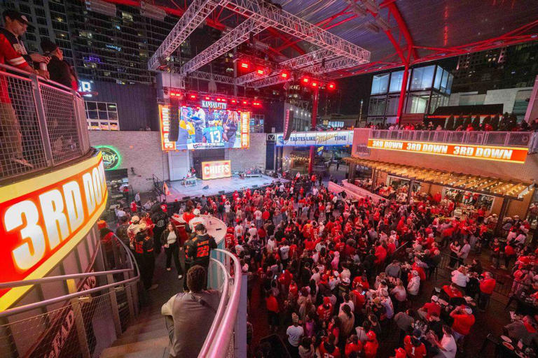 Love Island star will join fans in Power & Light for 'Villa Night ...
