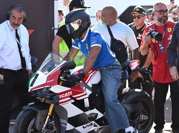 Spektakulärer Auftritt: Hamilton rollt mit 215-PS-Ducati in Monza ein