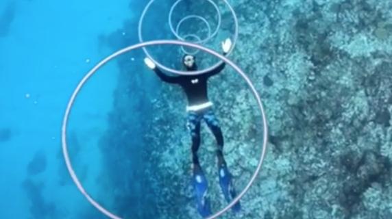 Tonga, spettacolo subacqueo: anelli di bolle perfetti nelle acque di Eua