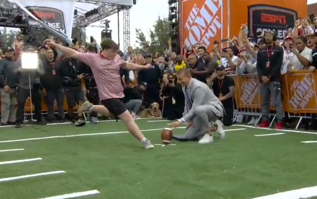 'Upset of the week!': OU fan wins $200,000 after making field goal on ...