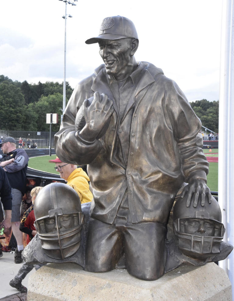 Galesburg-Augusta honors legendary football coach Bill Maskill with statue