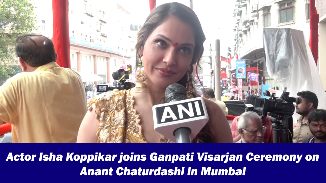 Actor Isha Koppikar joins Ganpati Visarjan Ceremony on Anant ...