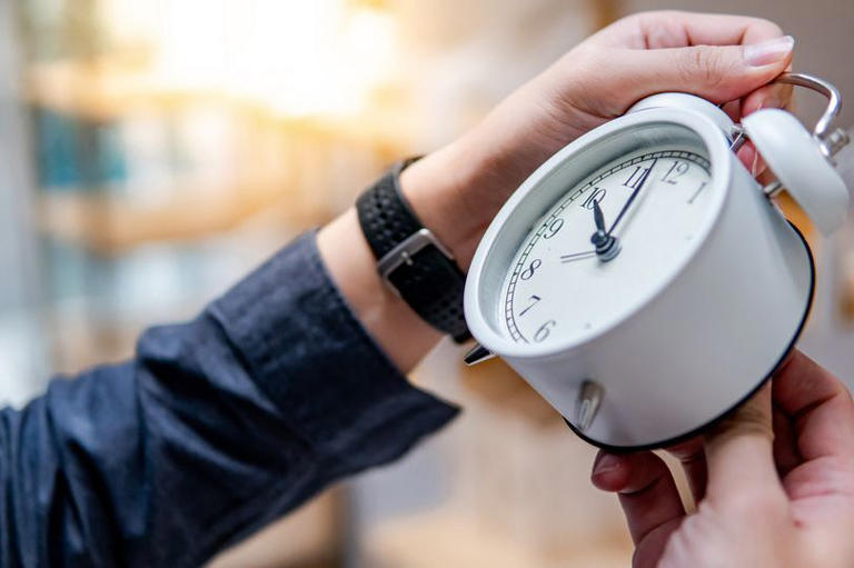 What date do the clocks go back in Ireland in 2025?