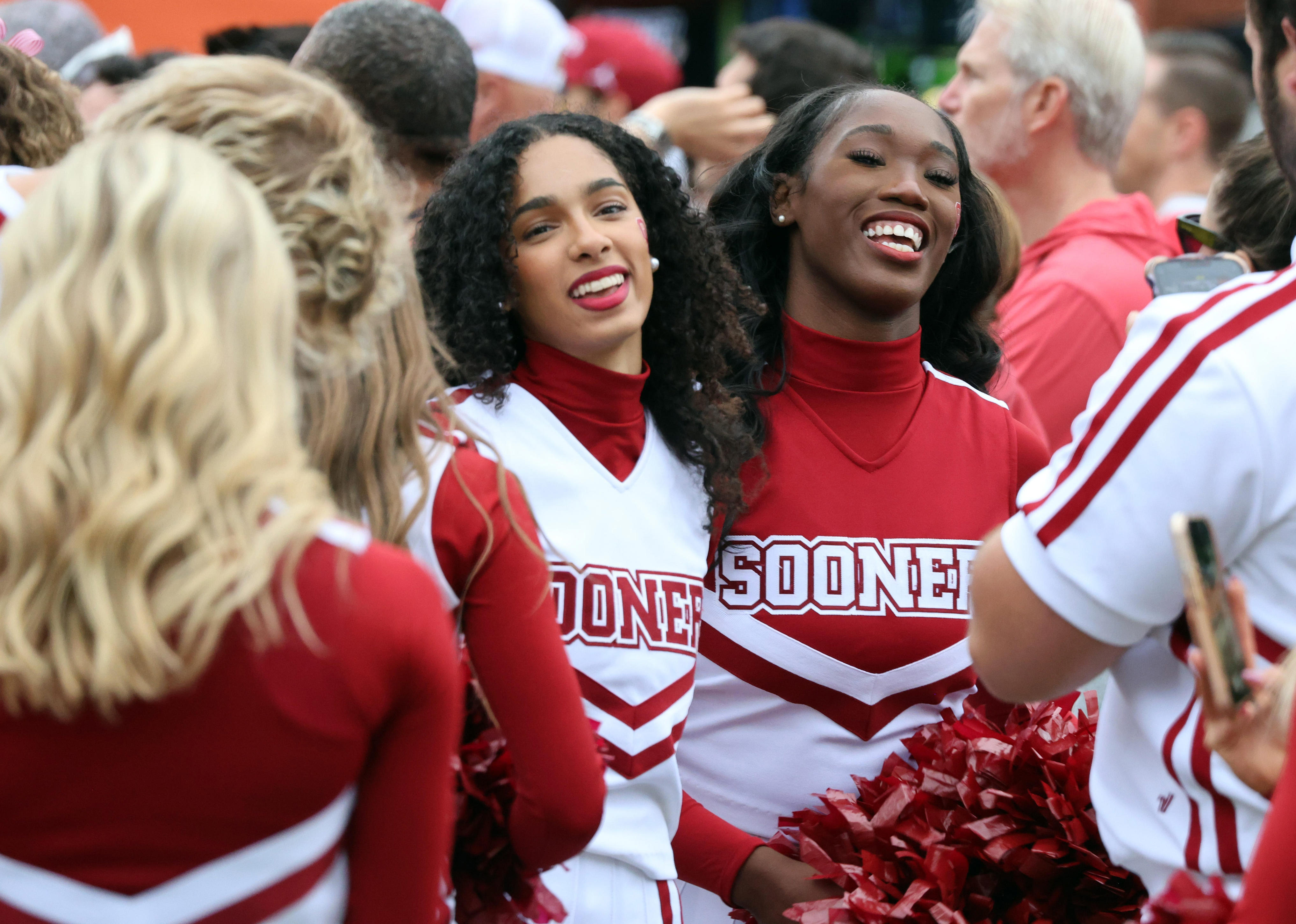 Oklahoma fans hoisted the GameDay field goal kicker, who nailed it for ...