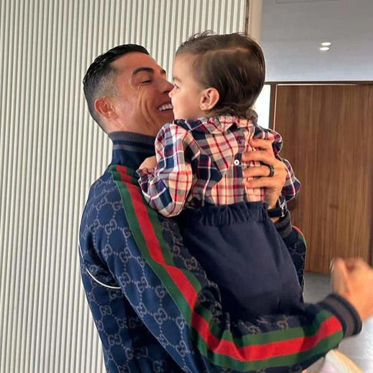 Bella Esmeralda, hija de Cristiano Ronaldo, lo sorprende con un tierno ...