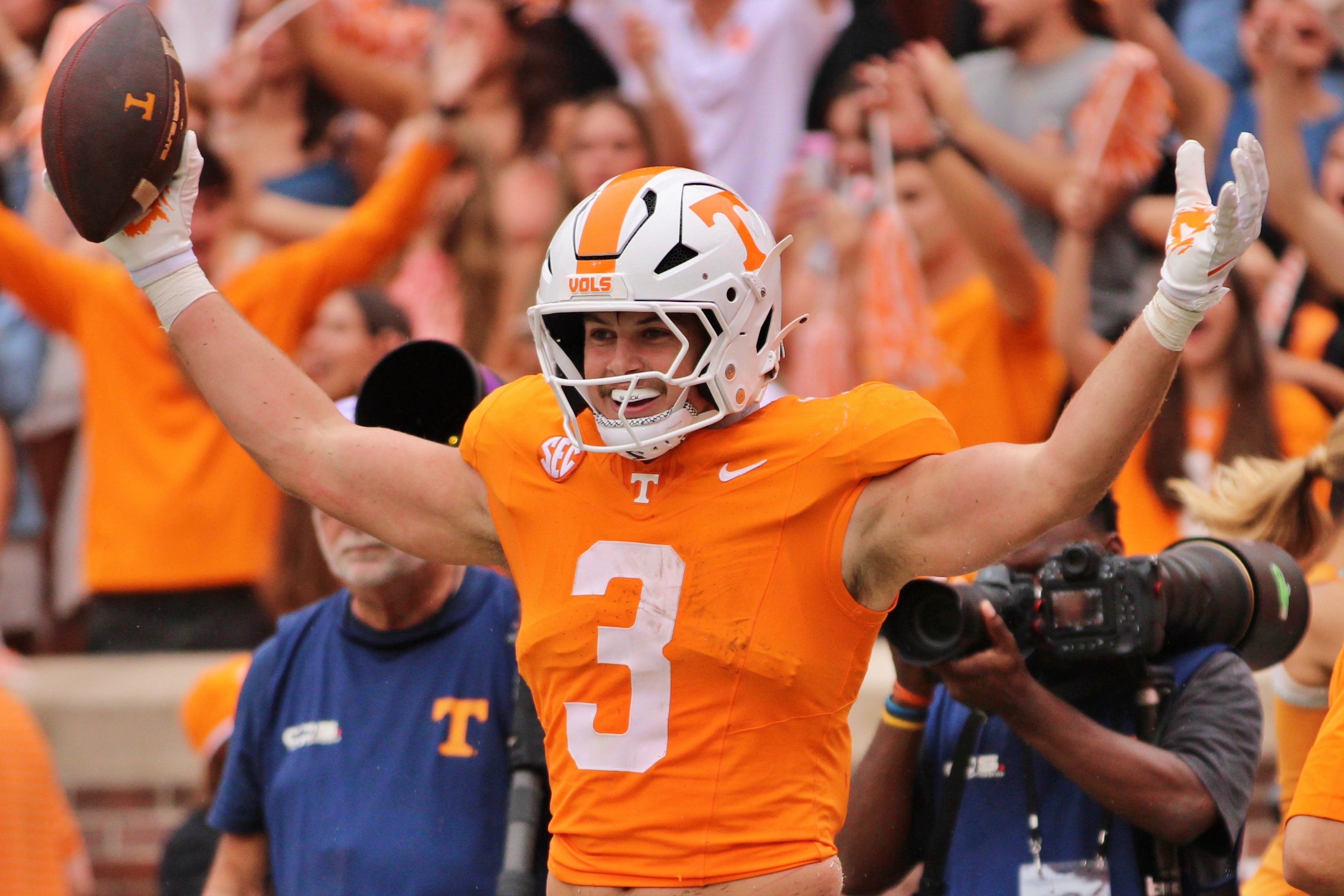 Tennessee tight end enters NCAA transfer portal