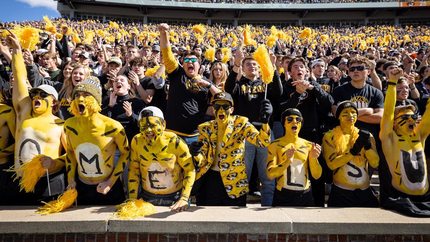 WATCH: Missouri fan throws away chance at $25,000 in field goal ...