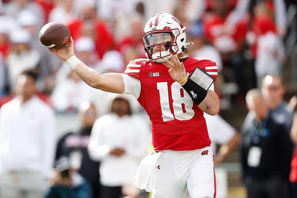 Wisconsin Badgers beat Middle Tennessee, O'Neil throws 3 touchdowns