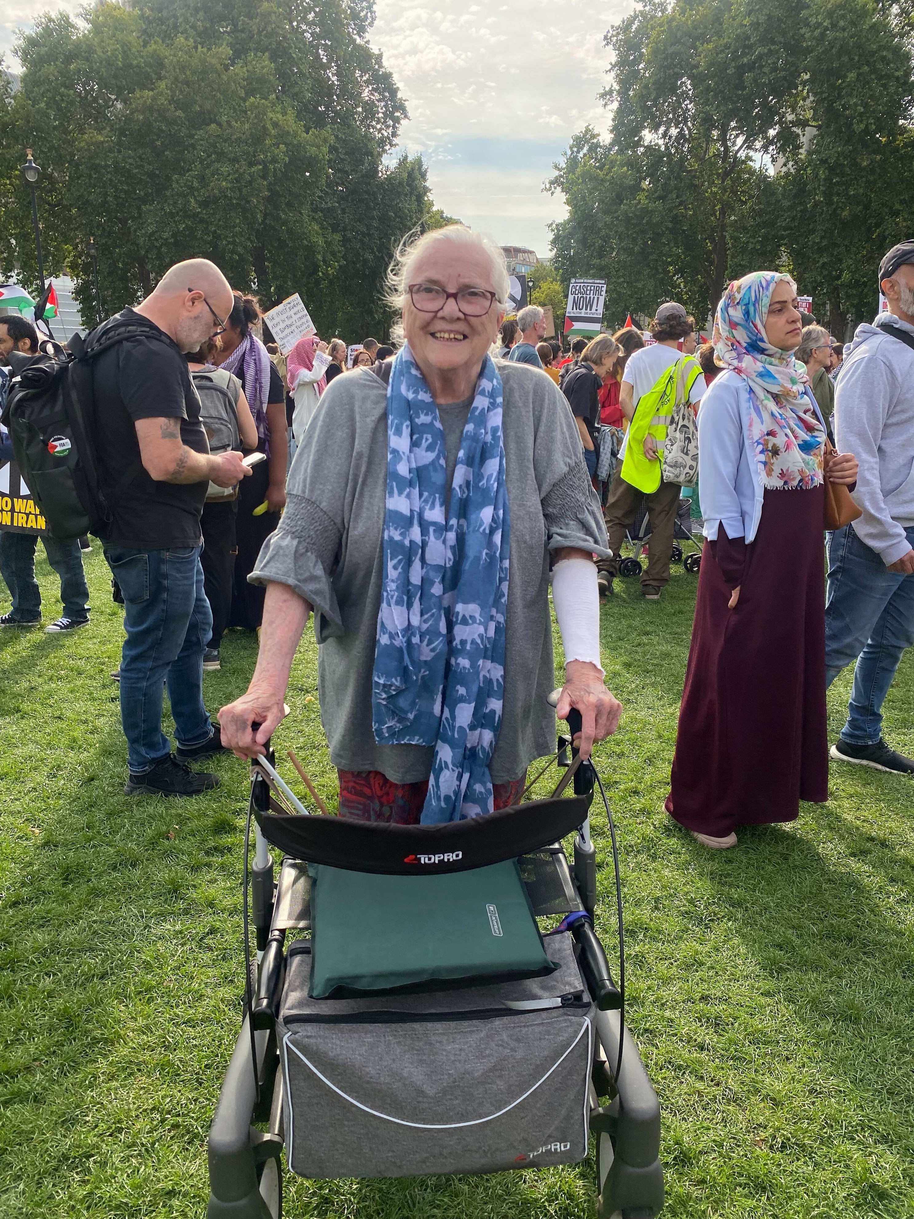 London protests LIVE: At least 425 arrests as police drag away ...