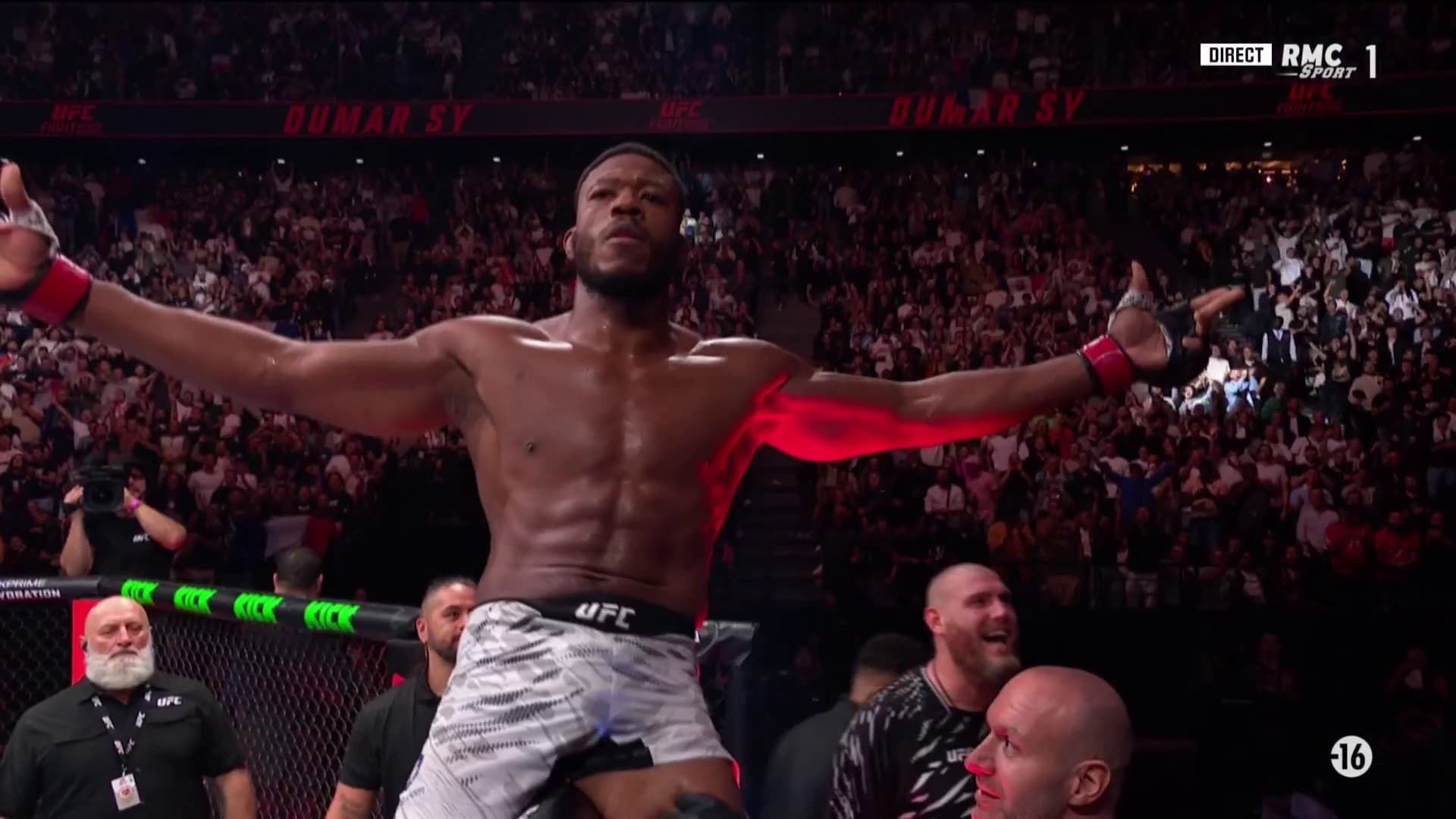 Un début de soirée en fanfare à l'UFC Paris 2025: Oumar Sy éteint ...