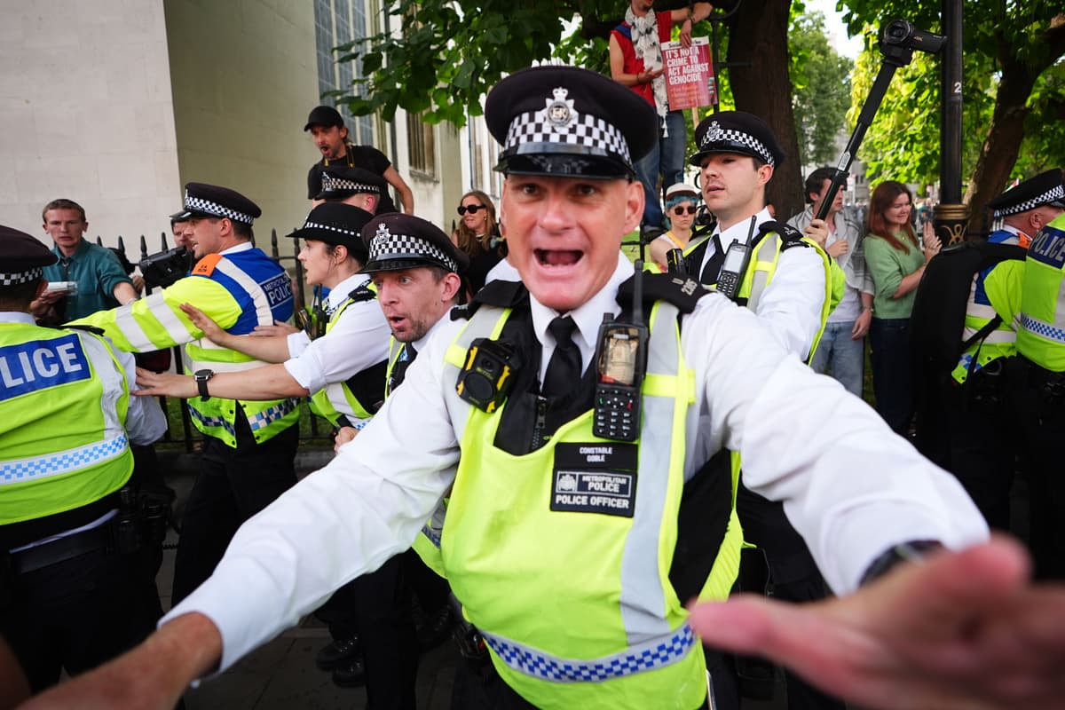 London protests LIVE: At least 425 arrests as police drag away ...