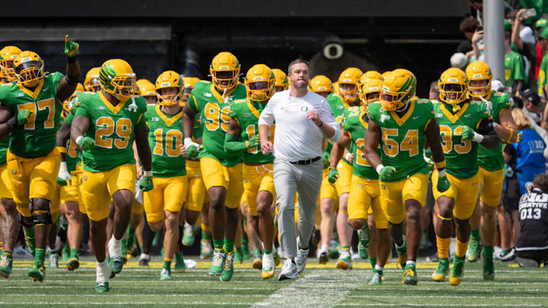 Live Score Updates: Dakorien Moore Scores First Touchdown as Oregon Duck