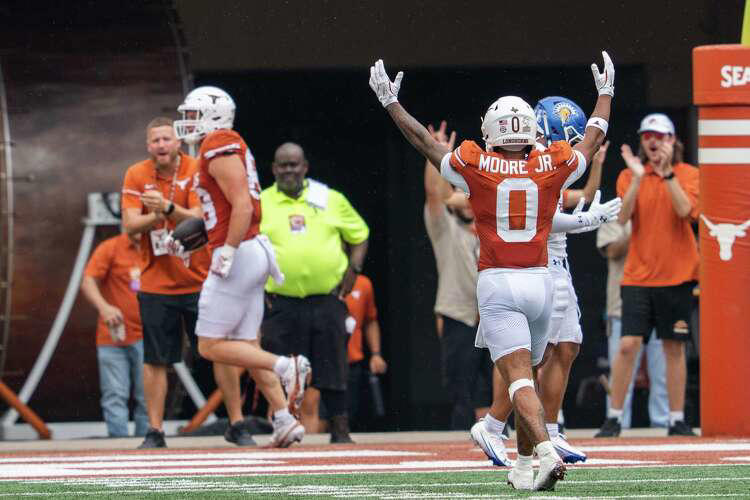 DeAndre Moore Jr. injury: Texas football WR leaves game vs San Jose State