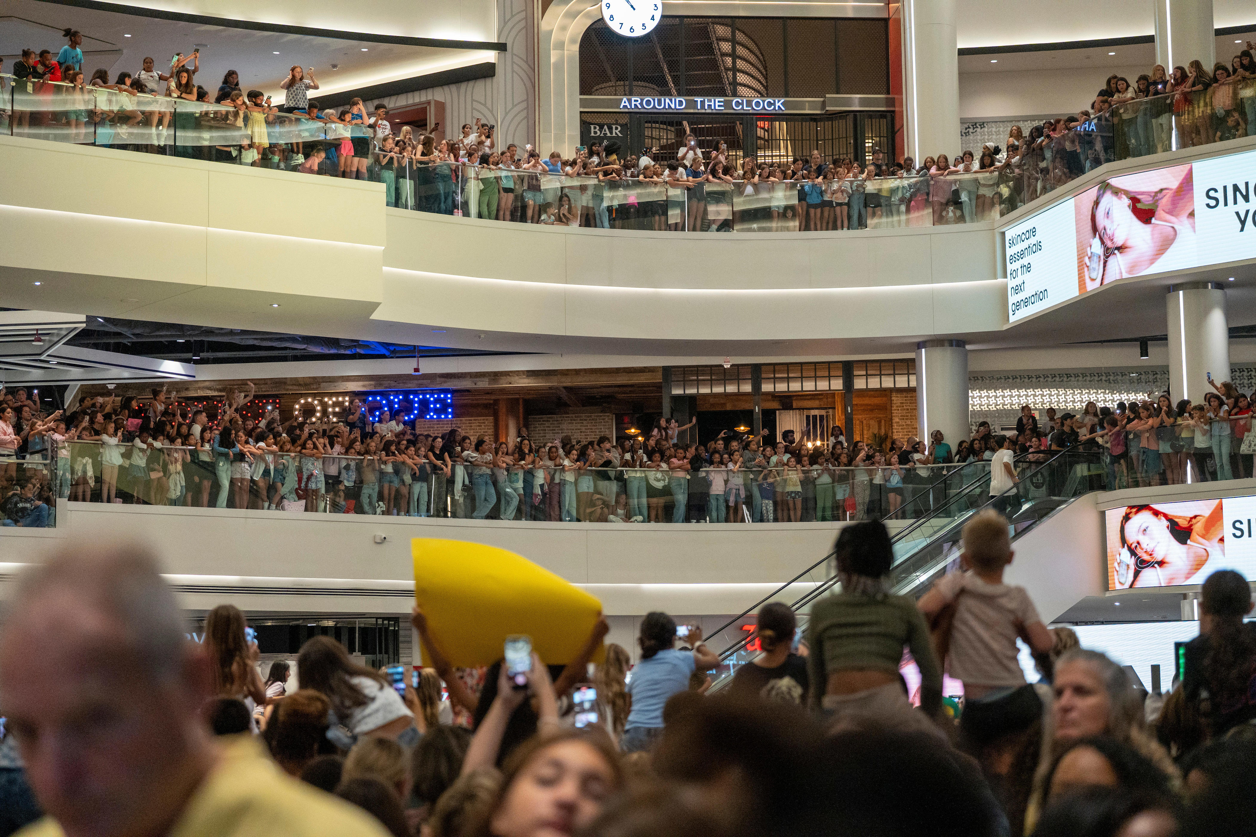 Influencer Salish Matter responds to fans after huge crowd at American ...