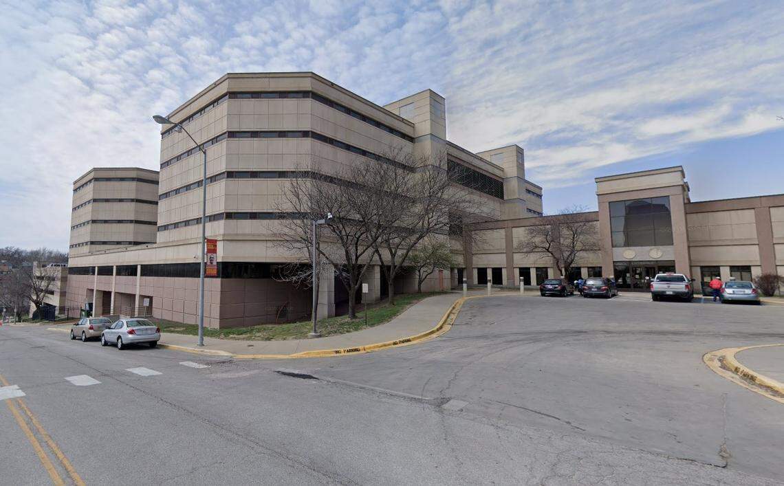 Wyandotte County deputy charged with murder for kneeling on man's back ...