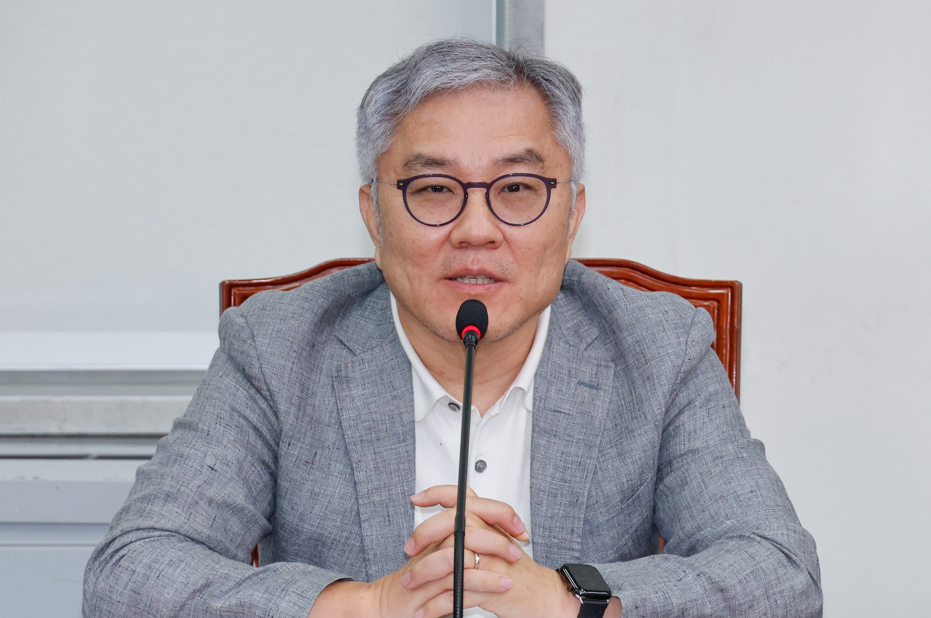 Choe Kang-wook resigns as democratic party education head amid sexual ...