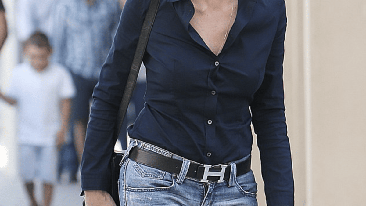 The Fall Wardrobe Essential: Sharon Stone Endorses the Comfy Jean Trend ...