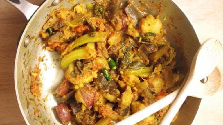 Durga Puja 2025 — Why Khichuri And Labra Hold Divine Significance In ...