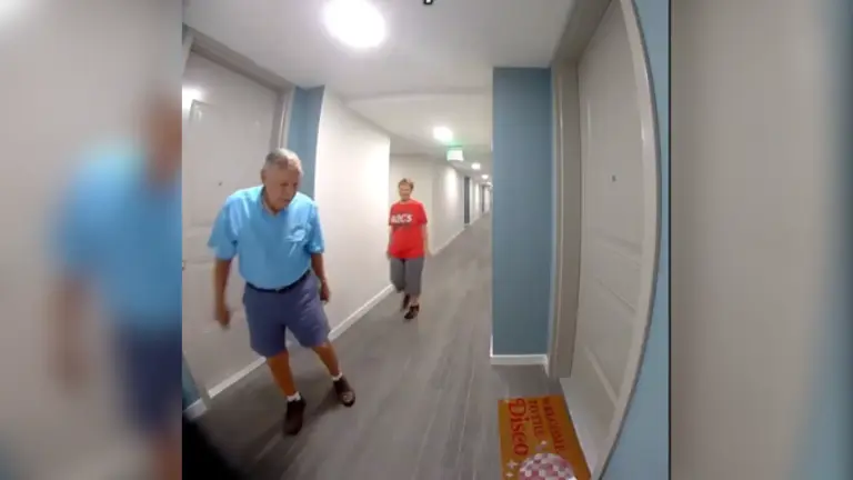 Una joven sorprende a la pareja de ancianos que pasea a diario hasta la puerta de su casa: "Son ...