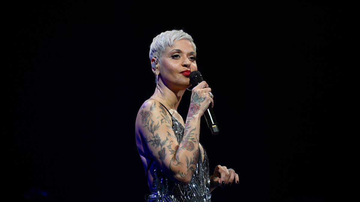 Mariza deslumbra fãs na Semana da Moda de Paris
