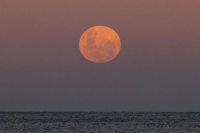 A Blood Moon will glow in UK skies today - how to see the lunar eclipse