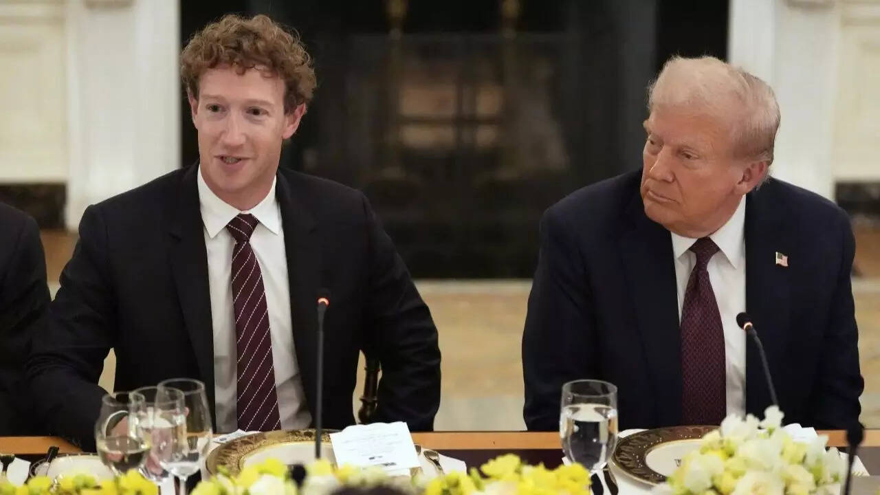 Mark Zuckerberg gets caught on a 'hot mic' at Donald Trump's dinner ...