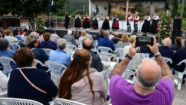 Mezcla de tradiciones en el atrio de la capilla de Os Milagres