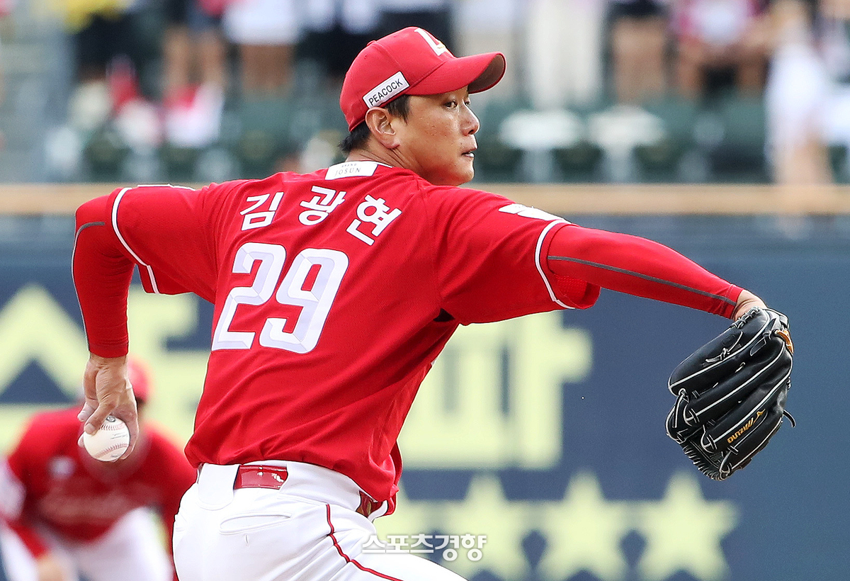 [스경X현장] 김광현, 리그 3번째 2000탈삼진 대기록…SSG, LG 꺾고 5연승 질주