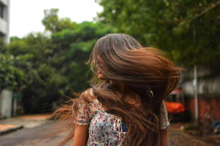 5 tips rambut rapi seharian tanpa styling berlebihan