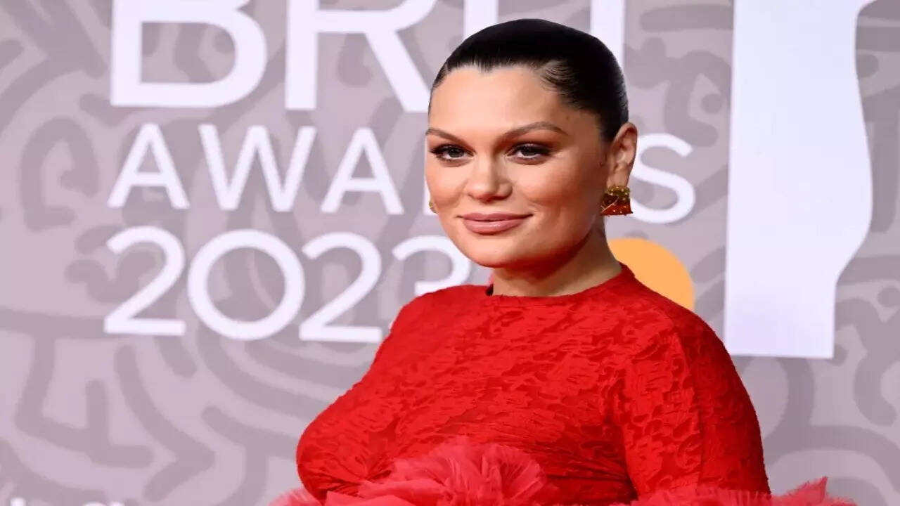 Jessie J makes a stage comeback post breast cancer surgery, delivers an ...