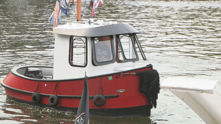 Tugboat roundup draws thousands to Waterford