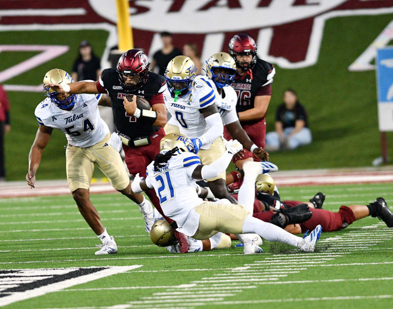 Tyler Martinez plays with fractured hand, NMSU football's offense ...