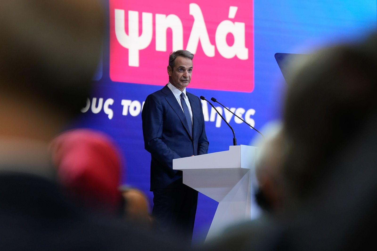 Δύο "φαντάσματα" κυνηγούν τον Μητσοτάκη: Του 2003 και του Τσίπρα…