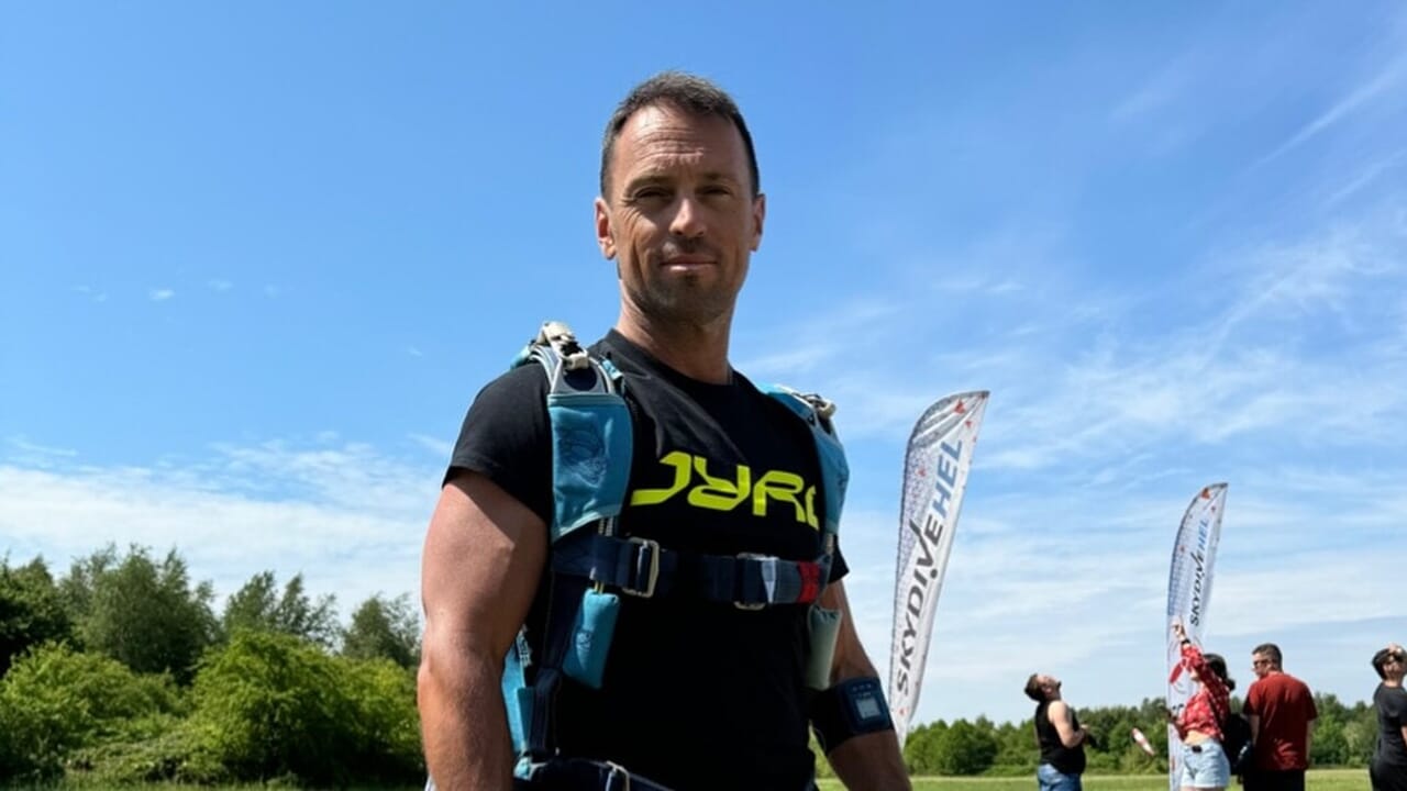 Sandro Bigozzi, il paracadutista 49enne amato dai social, muore in ...