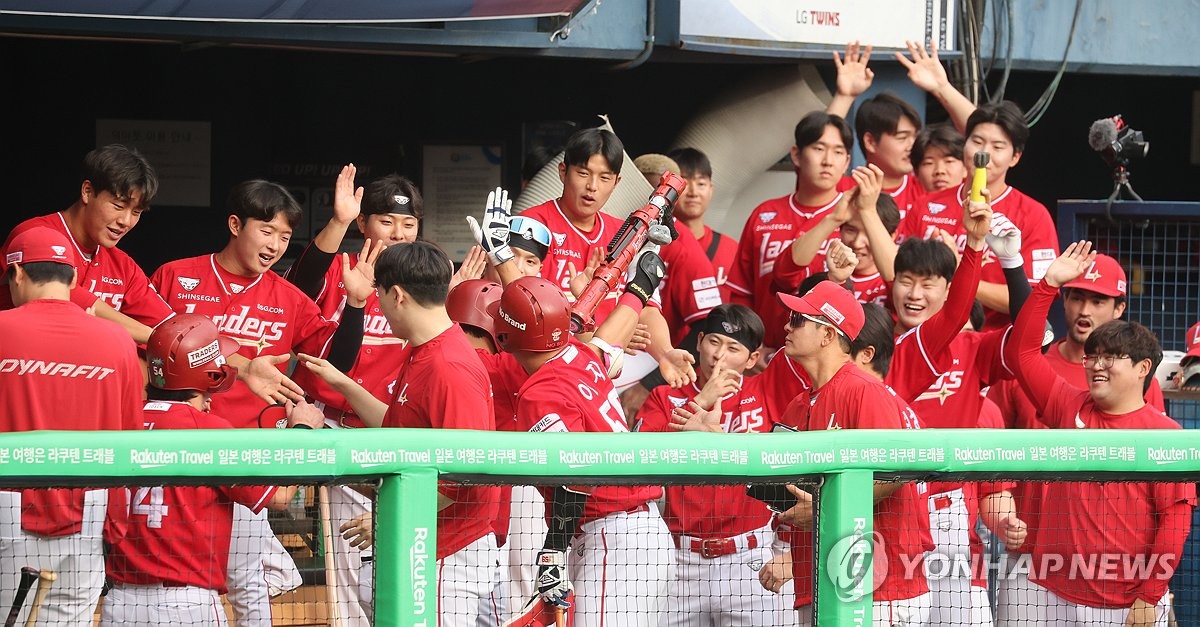 불펜 쏟아낸 SSG, 선두 LG 꺾고 5연승…3위 사수