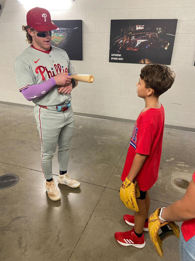 Defiant Phillies fan flips off crowd after taking ball from young boy ...