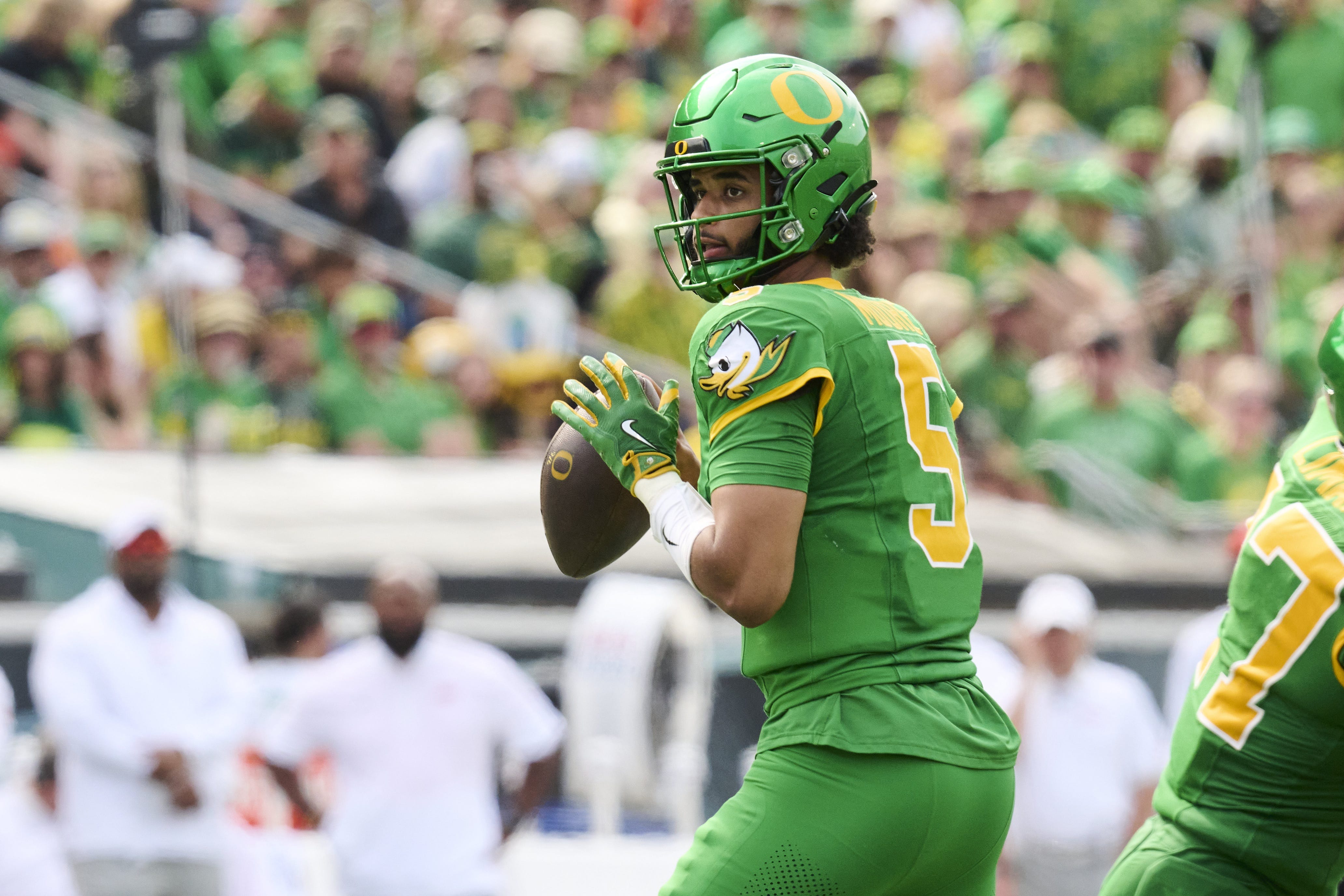 Oregon QB Dante Moore creeps into top 5 of Heisman odds after ...