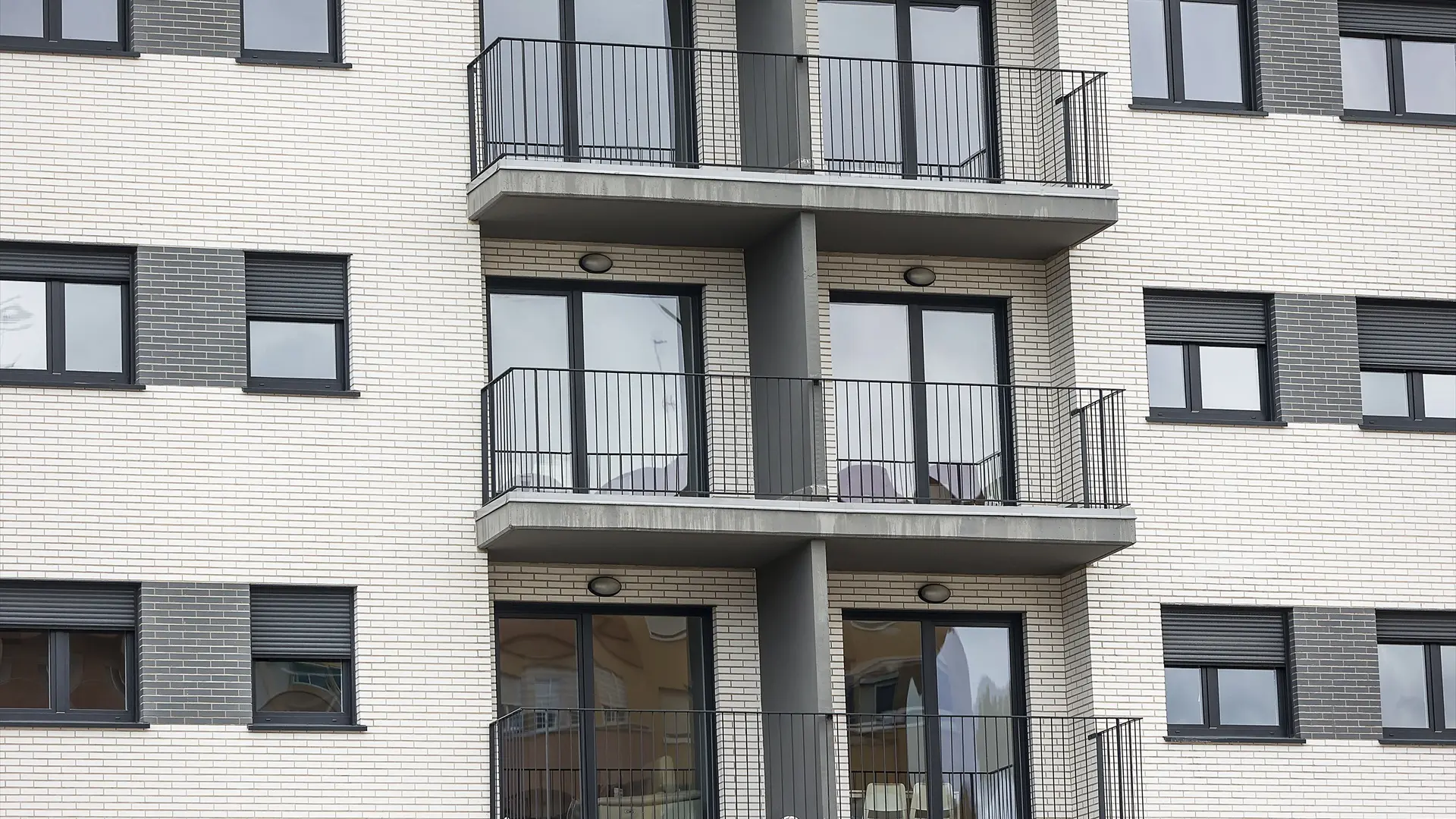 Por qué España se está llenando de 'edificios cebra': "no es estética, es pasotismo urbano"